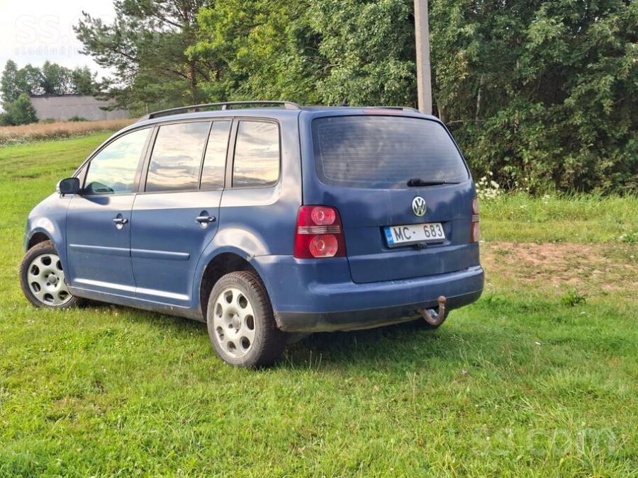 Zils Volkswagen Touran 2005 Preiļi, ar dzinēja tilpumu 2.00 L un nobraukumu 330 tūkst. km par 800 €, foto 5 vietnē AUTOMOTO.COM.LV