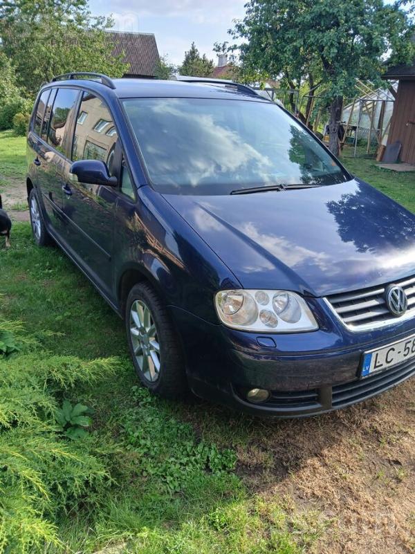 Zils Volkswagen Touran 2005 Tukums, ar dzinēja tilpumu 2.00 L un nobraukumu 348 tūkst. km par 1700 €, foto 4 vietnē AUTOMOTO.COM.LV