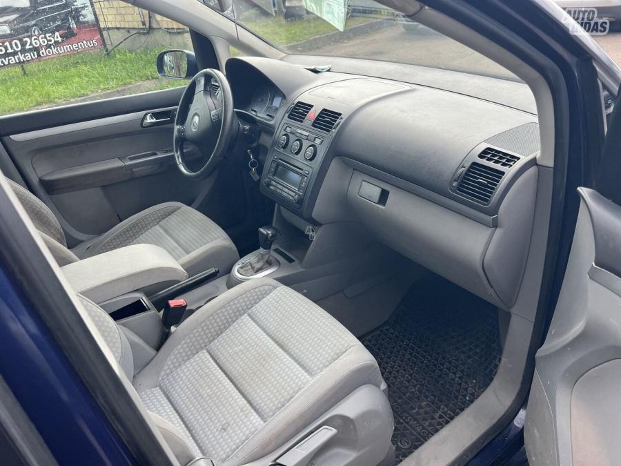 Zils Volkswagen Touran 2005 Šauļi, ar dzinēja tilpumu 2.00 L un nobraukumu 0 tūkst. km par 749 €, foto 15 vietnē AUTOMOTO.COM.LV