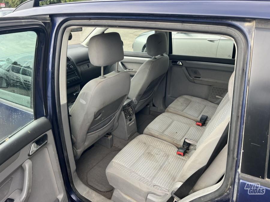 Zils Volkswagen Touran 2005 Šauļi, ar dzinēja tilpumu 2.00 L un nobraukumu 0 tūkst. km par 749 €, foto 16 vietnē AUTOMOTO.COM.LV
