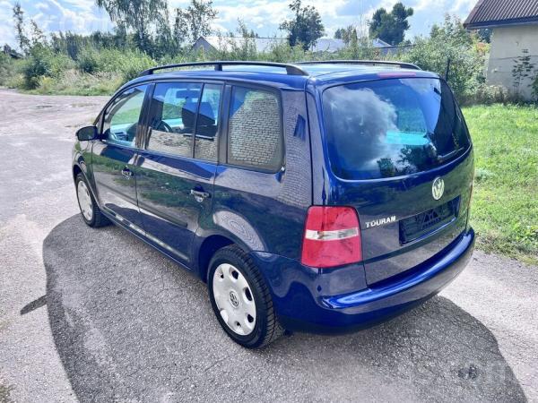Blue Volkswagen Touran 2005 in Daugavpils, with an engine capacity of 1.90 L and mileage of 297 thousand km for 2649 €, photo 4 on AUTOMOTO.COM.LV