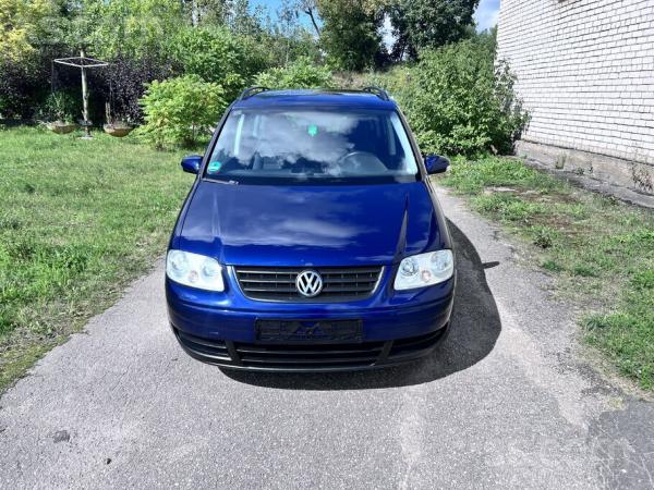 Blue Volkswagen Touran 2005 in Daugavpils, with an engine capacity of 1.90 L and mileage of 297 thousand km for 2649 €, photo 6 on AUTOMOTO.COM.LV