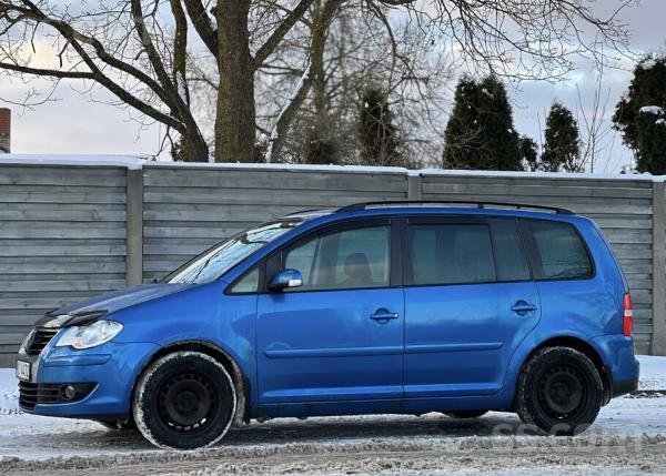 Blue Volkswagen Touran 2006 in Jelgava, with an engine capacity of 2.00 L and mileage of 381 thousand km for 1850 €, photo 2 on AUTOMOTO.COM.LV