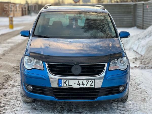 Blue Volkswagen Touran 2006 in Jelgava, with an engine capacity of 2.00 L and mileage of 381 thousand km for 1850 €, photo 4 on AUTOMOTO.COM.LV