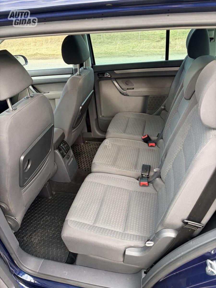 Zils Volkswagen Touran 2006 Lazdijai, ar dzinēja tilpumu 1.90 L un nobraukumu 301 tūkst. km par 2350 €, foto 8 vietnē AUTOMOTO.COM.LV