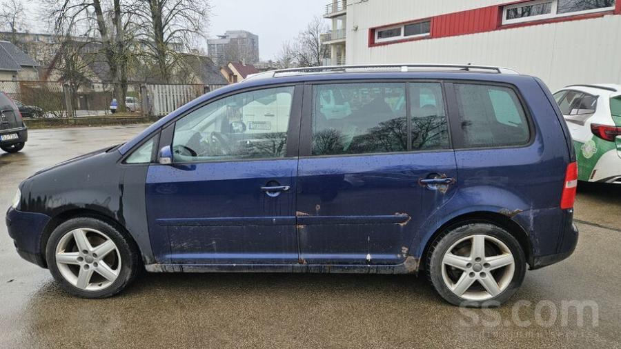 Blue Volkswagen Touran 2006 in Riga, with an engine capacity of 2.00 L and mileage of 390 thousand km for 600 €, photo 4 on AUTOMOTO.COM.LV