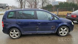 Blue Volkswagen Touran 2006 in Riga, with an engine capacity of 2.00 L and mileage of 390 thousand km for 600 €, photo 5 on AUTOMOTO.COM.LV