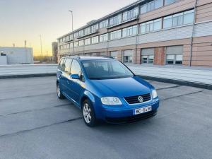 Zils Volkswagen Touran 2006 Rīga, ar dzinēja tilpumu 1.60 L un nobraukumu 288 tūkst. km par 2250 €, foto  vietnē AUTOMOTO.COM.LV