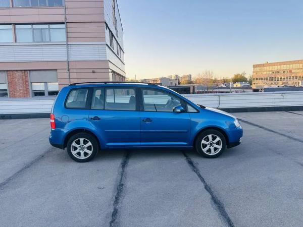 Blue Volkswagen Touran 2006 in Riga, with an engine capacity of 1.60 L and mileage of 288 thousand km for 2250 €, photo 4 on AUTOMOTO.COM.LV