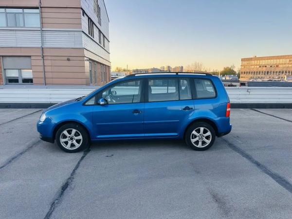 Blue Volkswagen Touran 2006 in Riga, with an engine capacity of 1.60 L and mileage of 288 thousand km for 2250 €, photo 5 on AUTOMOTO.COM.LV