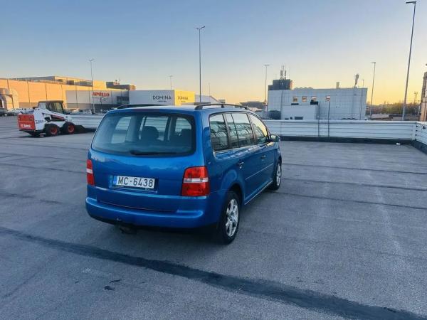 Blue Volkswagen Touran 2006 in Riga, with an engine capacity of 1.60 L and mileage of 288 thousand km for 2250 €, photo 8 on AUTOMOTO.COM.LV