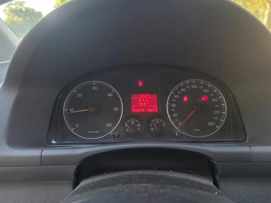 Blue Volkswagen Touran 2006 in Grobiņa, with an engine capacity of 1.90 L and mileage of 302 thousand km for 1600 €, photo 8 on AUTOMOTO.COM.LV