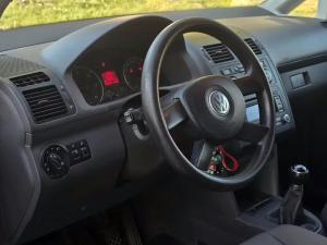 Blue Volkswagen Touran 2006 in Grobiņa, with an engine capacity of 1.90 L and mileage of 302 thousand km for 1600 €, photo 9 on AUTOMOTO.COM.LV