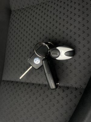Zils Volkswagen Touran 2006 Rīga, ar dzinēja tilpumu 1.90 L un nobraukumu 381 tūkst. km par 2590 €, foto 3 vietnē AUTOMOTO.COM.LV