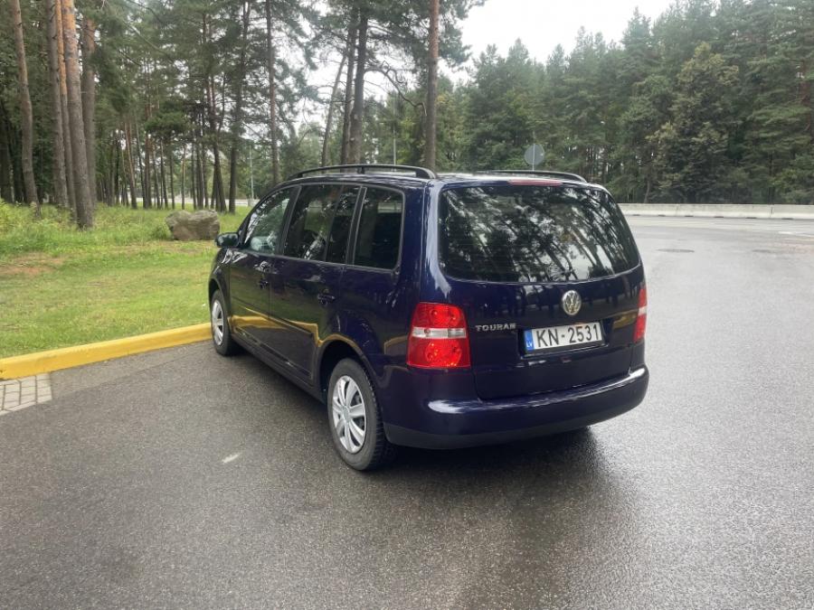 Zils Volkswagen Touran 2006 Rīga, ar dzinēja tilpumu 1.90 L un nobraukumu 381 tūkst. km par 2590 €, foto 9 vietnē AUTOMOTO.COM.LV