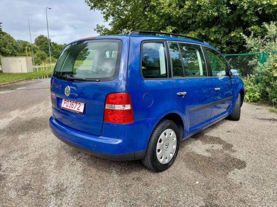 Blue Volkswagen Touran 2006 in Vilnius, with an engine capacity of 1.60 L and mileage of 225 thousand km for 2199 €, photo 5 on AUTOMOTO.COM.LV