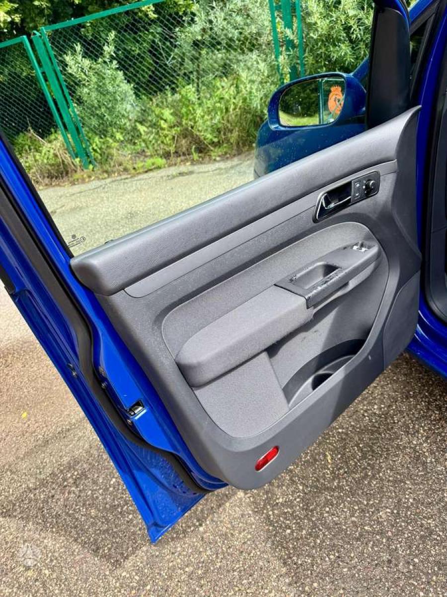 Blue Volkswagen Touran 2006 in Vilnius, with an engine capacity of 1.60 L and mileage of 225 thousand km for 2199 €, photo 6 on AUTOMOTO.COM.LV