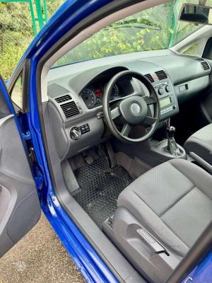 Blue Volkswagen Touran 2006 in Vilnius, with an engine capacity of 1.60 L and mileage of 225 thousand km for 2199 €, photo 7 on AUTOMOTO.COM.LV