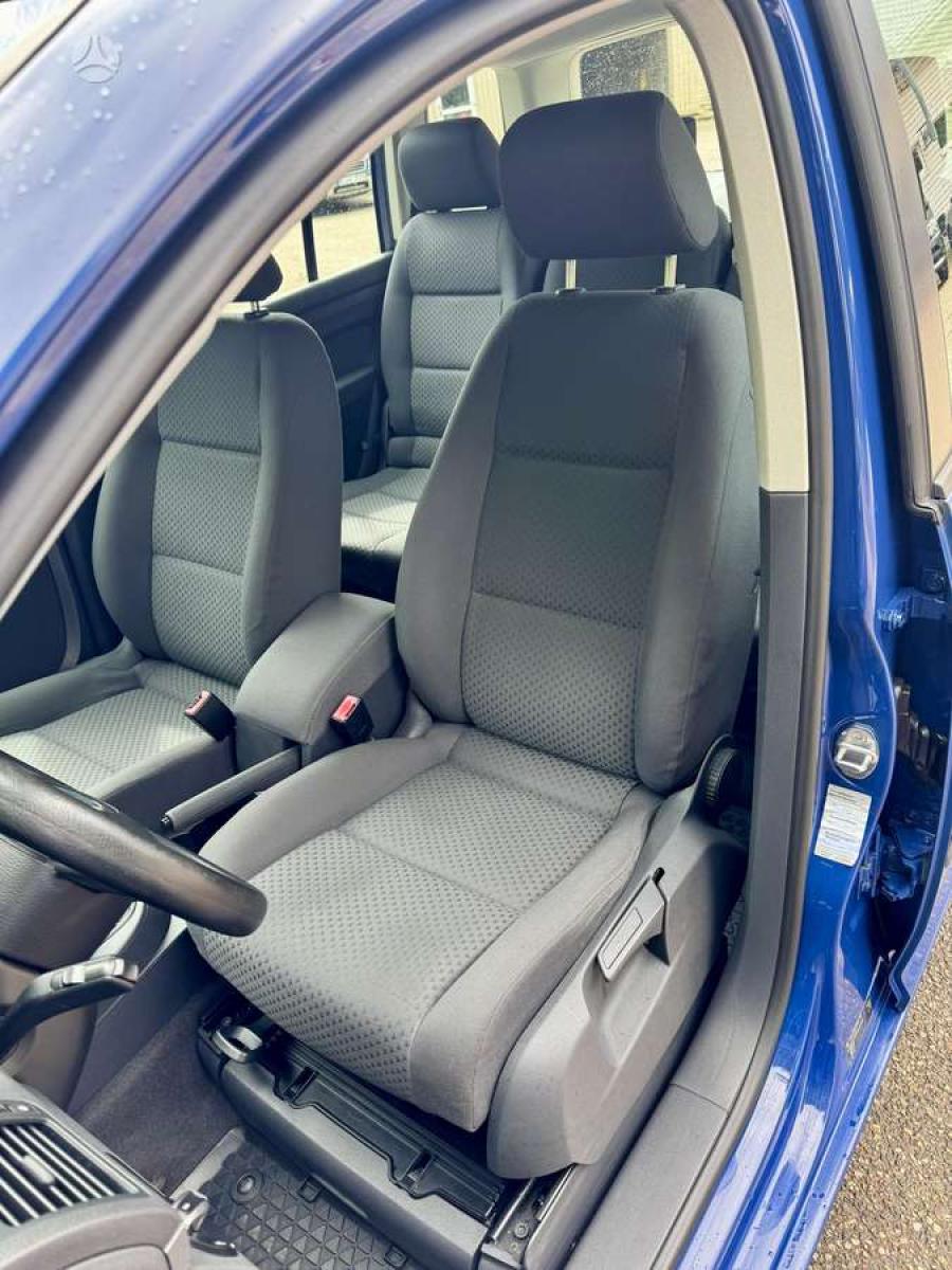 Blue Volkswagen Touran 2006 in Vilnius, with an engine capacity of 1.60 L and mileage of 225 thousand km for 2199 €, photo 8 on AUTOMOTO.COM.LV