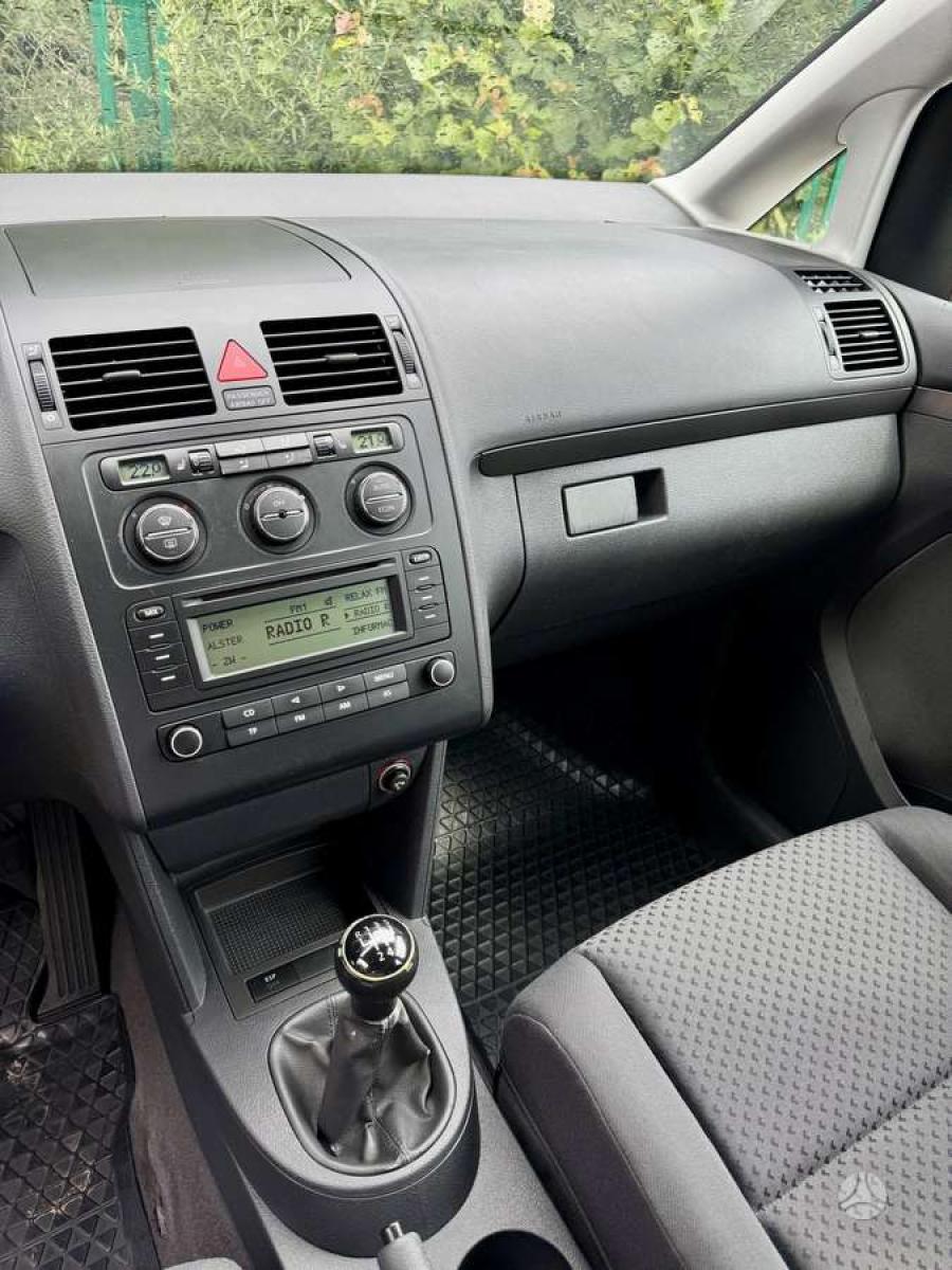Blue Volkswagen Touran 2006 in Vilnius, with an engine capacity of 1.60 L and mileage of 225 thousand km for 2199 €, photo 10 on AUTOMOTO.COM.LV