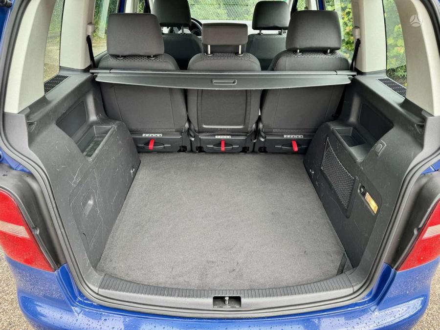 Blue Volkswagen Touran 2006 in Vilnius, with an engine capacity of 1.60 L and mileage of 225 thousand km for 2199 €, photo 14 on AUTOMOTO.COM.LV
