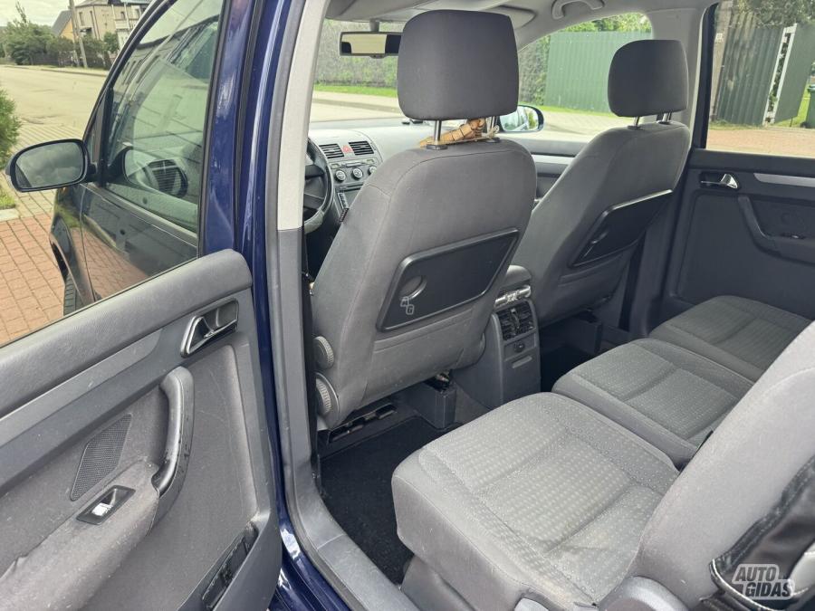 Zils Volkswagen Touran 2006 Kauņa, ar dzinēja tilpumu 1.90 L un nobraukumu 388 tūkst. km par 750 €, foto 7 vietnē AUTOMOTO.COM.LV