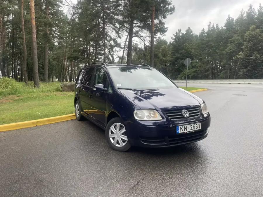 Blue Volkswagen Touran 2006 in Riga, with an engine capacity of 1.90 L and mileage of 381 thousand km for 2590 €, photo 3 on AUTOMOTO.COM.LV