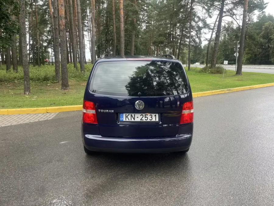 Blue Volkswagen Touran 2006 in Riga, with an engine capacity of 1.90 L and mileage of 381 thousand km for 2590 €, photo 7 on AUTOMOTO.COM.LV