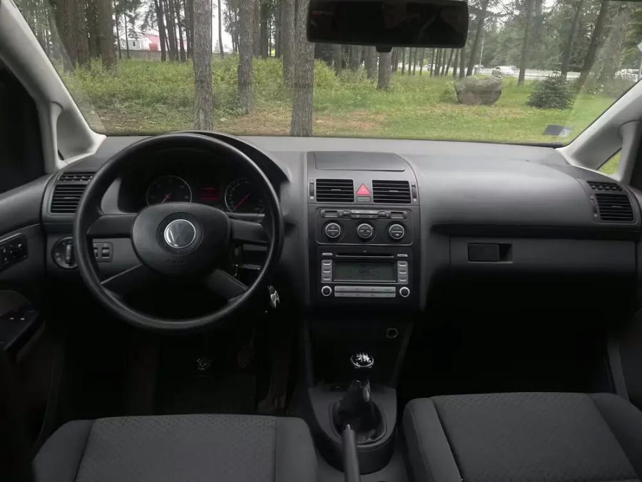 Blue Volkswagen Touran 2006 in Riga, with an engine capacity of 1.90 L and mileage of 381 thousand km for 2590 €, photo 8 on AUTOMOTO.COM.LV