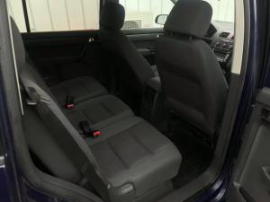 Blue Volkswagen Touran 2006 in Riga, with an engine capacity of 1.90 L and mileage of 381 thousand km for 2590 €, photo 9 on AUTOMOTO.COM.LV