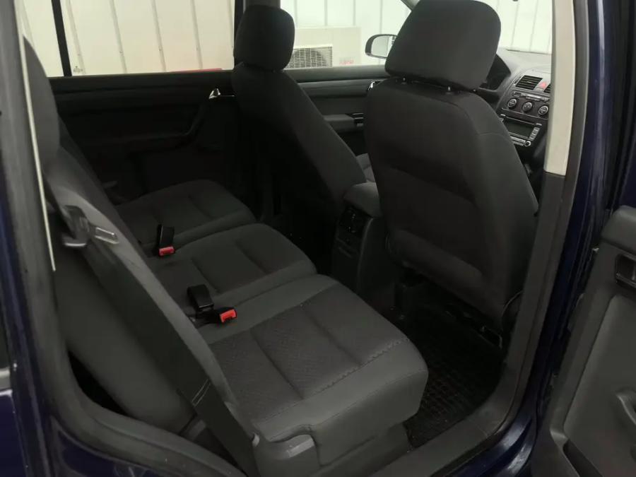 Blue Volkswagen Touran 2006 in Riga, with an engine capacity of 1.90 L and mileage of 381 thousand km for 2590 €, photo 9 on AUTOMOTO.COM.LV