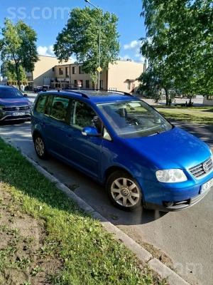 Zils Volkswagen Touran 2006 Rīga, ar dzinēja tilpumu 1.90 L un nobraukumu 320 tūkst. km par 1800 €, foto  vietnē AUTOMOTO.COM.LV
