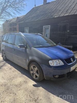 Blue Volkswagen Touran 2006 in Limbazi, with an engine capacity of 2.00 L and mileage of 394 thousand km for 500 €, photo 3 on AUTOMOTO.COM.LV