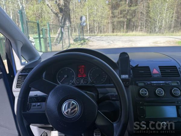 Blue Volkswagen Touran 2006 in Limbazi, with an engine capacity of 2.00 L and mileage of 394 thousand km for 500 €, photo 7 on AUTOMOTO.COM.LV
