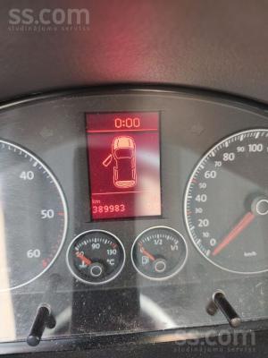 Blue Volkswagen Touran 2006 in Riga, with an engine capacity of 2.00 L and mileage of 390 thousand km for 1000 €, photo 5 on AUTOMOTO.COM.LV