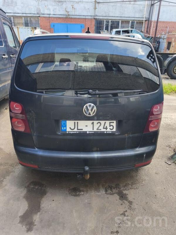 Zils Volkswagen Touran 2006 Rīga, ar dzinēja tilpumu 2.00 L un nobraukumu 390 tūkst. km par 1000 €, foto 10 vietnē AUTOMOTO.COM.LV