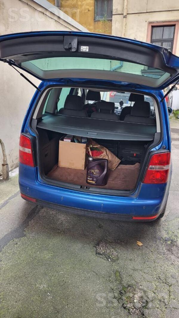 Blue Volkswagen Touran 2006 in Riga, with an engine capacity of 1.90 L and mileage of 320 thousand km for 1450 €, photo 5 on AUTOMOTO.COM.LV