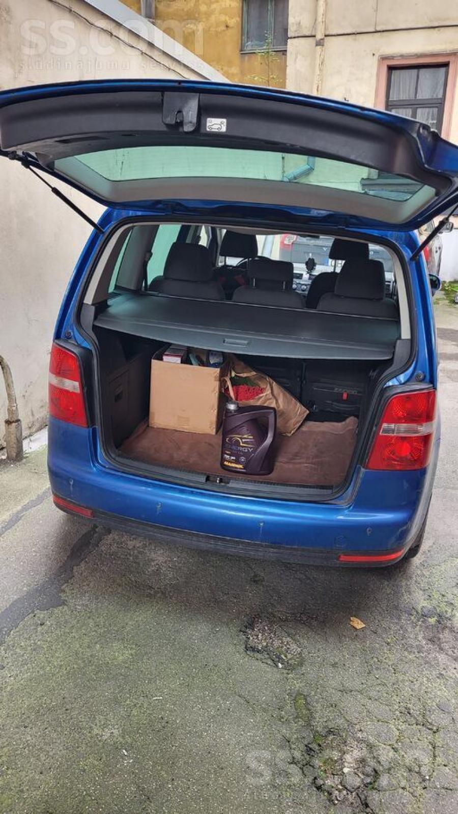 Blue Volkswagen Touran 2006 in Riga, with an engine capacity of 1.90 L and mileage of 320 thousand km for 1450 €, photo 5 on AUTOMOTO.COM.LV