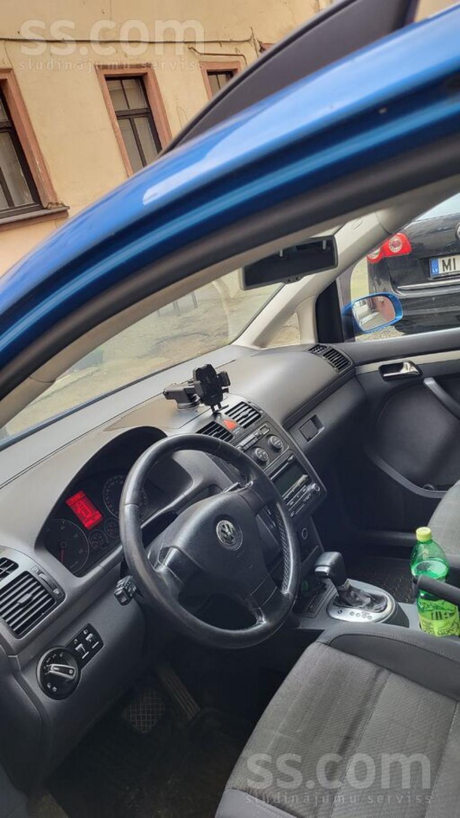 Blue Volkswagen Touran 2006 in Riga, with an engine capacity of 1.90 L and mileage of 320 thousand km for 1450 €, photo 9 on AUTOMOTO.COM.LV