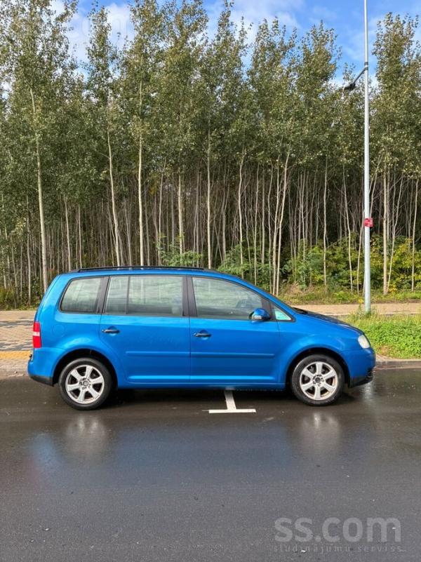 Zils Volkswagen Touran 2006 Rīga, ar dzinēja tilpumu 1.60 L un nobraukumu 300 tūkst. km par 2500 €, foto 3 vietnē AUTOMOTO.COM.LV