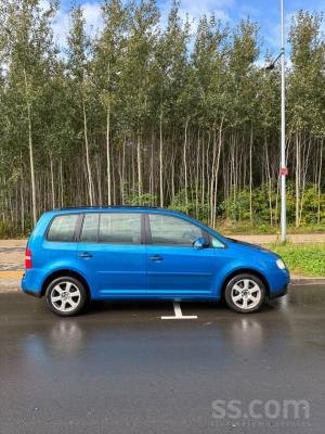 Zils Volkswagen Touran 2006 Rīga, ar dzinēja tilpumu 1.60 L un nobraukumu 300 tūkst. km par 2500 €, foto 3 vietnē AUTOMOTO.COM.LV