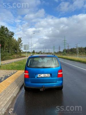 Zils Volkswagen Touran 2006 Rīga, ar dzinēja tilpumu 1.60 L un nobraukumu 300 tūkst. km par 2500 €, foto 4 vietnē AUTOMOTO.COM.LV