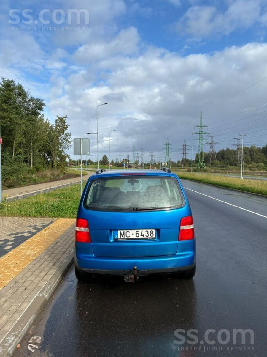 Zils Volkswagen Touran 2006 Rīga, ar dzinēja tilpumu 1.60 L un nobraukumu 300 tūkst. km par 2500 €, foto 4 vietnē AUTOMOTO.COM.LV