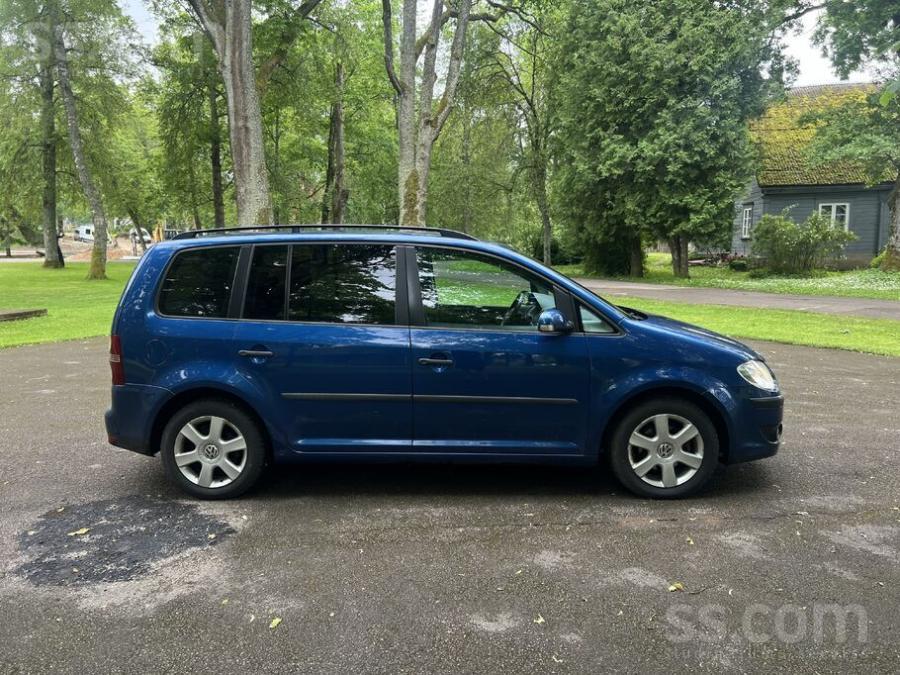Blue Volkswagen Touran 2007 in Cesis, with an engine capacity of 1.90 L and mileage of 344 thousand km for 2700 €, photo 2 on AUTOMOTO.COM.LV