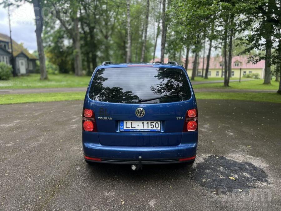 Blue Volkswagen Touran 2007 in Cesis, with an engine capacity of 1.90 L and mileage of 344 thousand km for 2700 €, photo 4 on AUTOMOTO.COM.LV