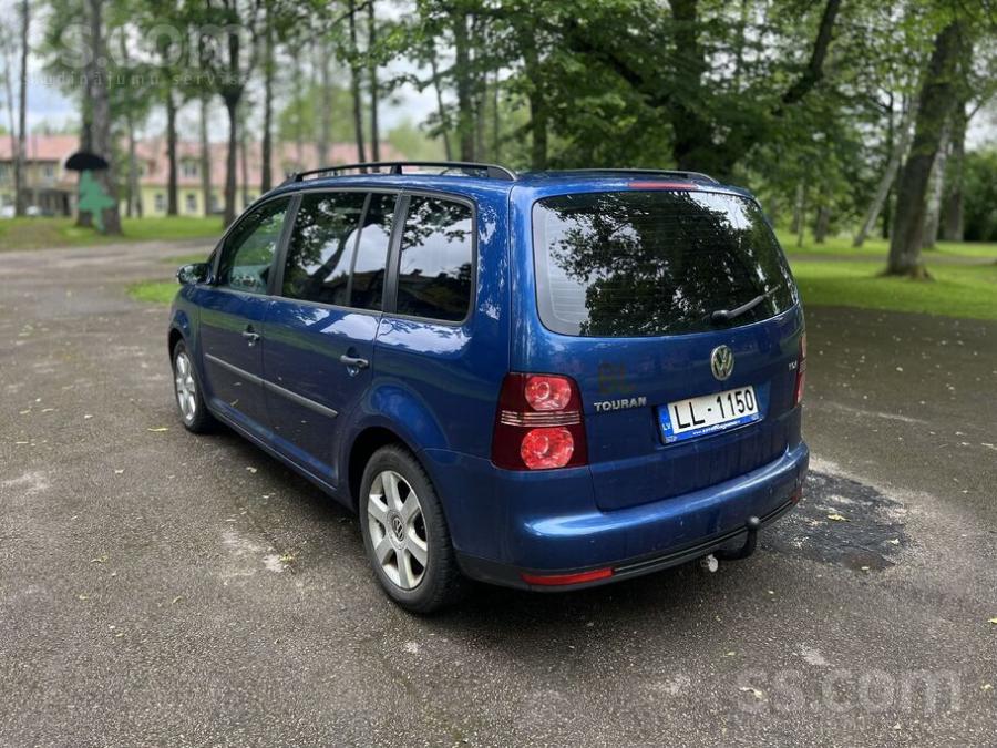 Blue Volkswagen Touran 2007 in Cesis, with an engine capacity of 1.90 L and mileage of 344 thousand km for 2700 €, photo 5 on AUTOMOTO.COM.LV