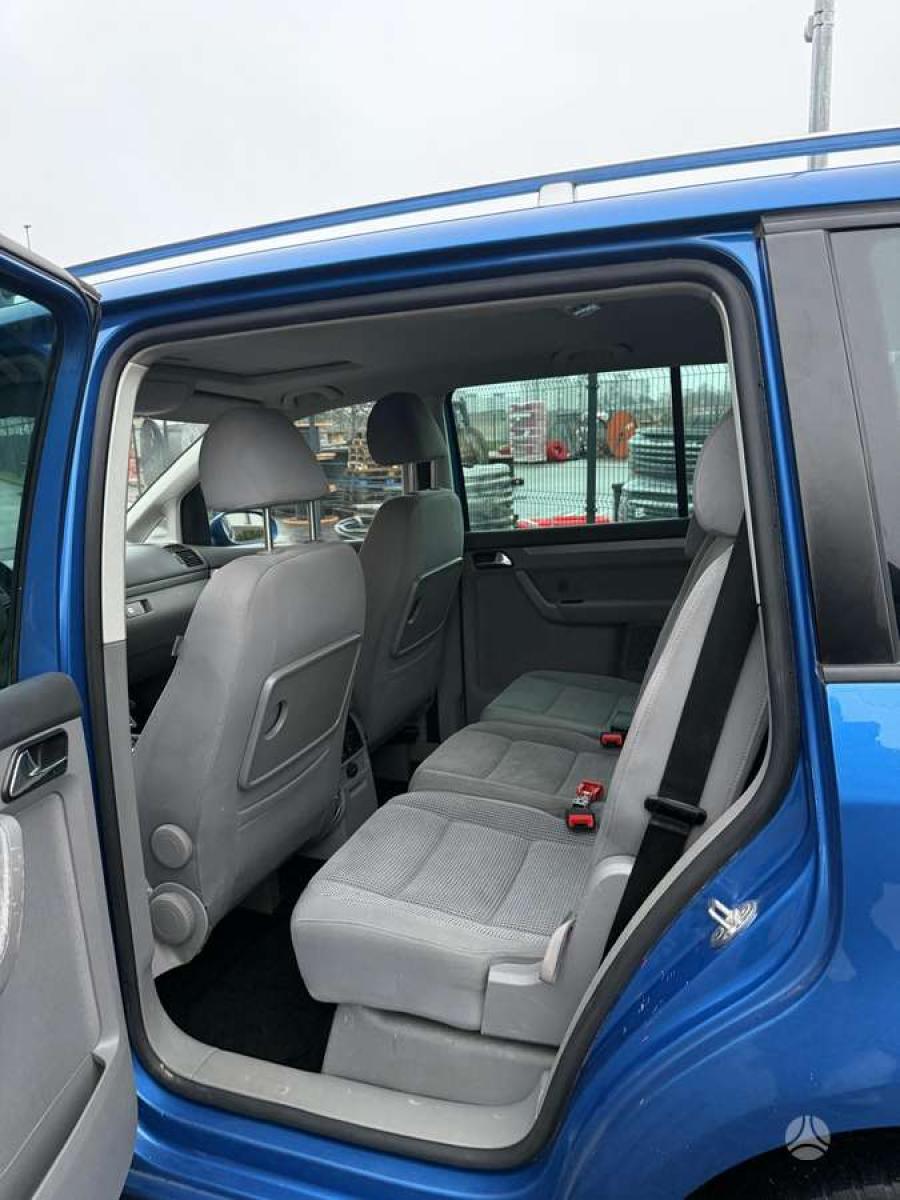 Zils Volkswagen Touran 2007 Kauņa, ar dzinēja tilpumu 1.97 L un nobraukumu 340 tūkst. km par 1700 €, foto 7 vietnē AUTOMOTO.COM.LV