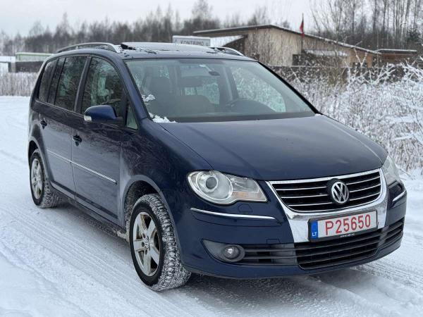 Blue Volkswagen Touran 2007 in Mazeikiai, with an engine capacity of 1.90 L and mileage of 264 thousand km for 1200 €, photo 3 on AUTOMOTO.COM.LV