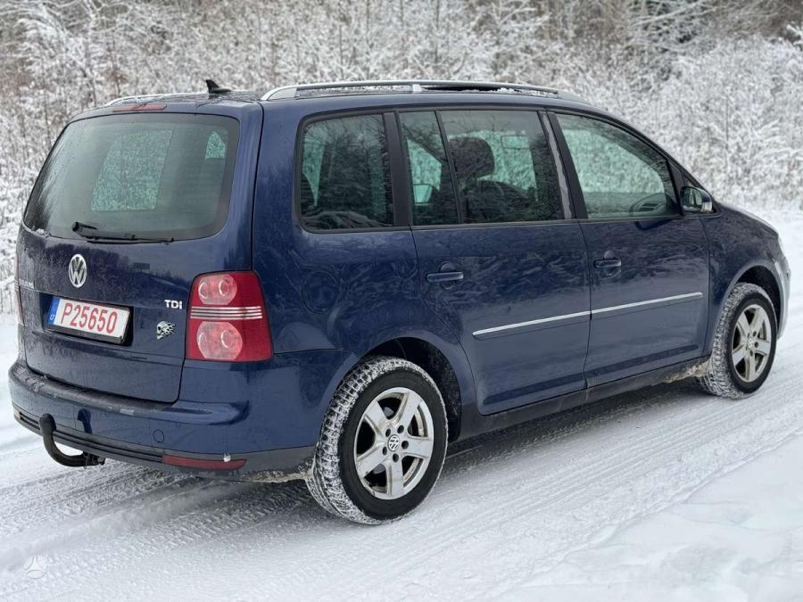 Blue Volkswagen Touran 2007 in Mazeikiai, with an engine capacity of 1.90 L and mileage of 264 thousand km for 1200 €, photo 4 on AUTOMOTO.COM.LV