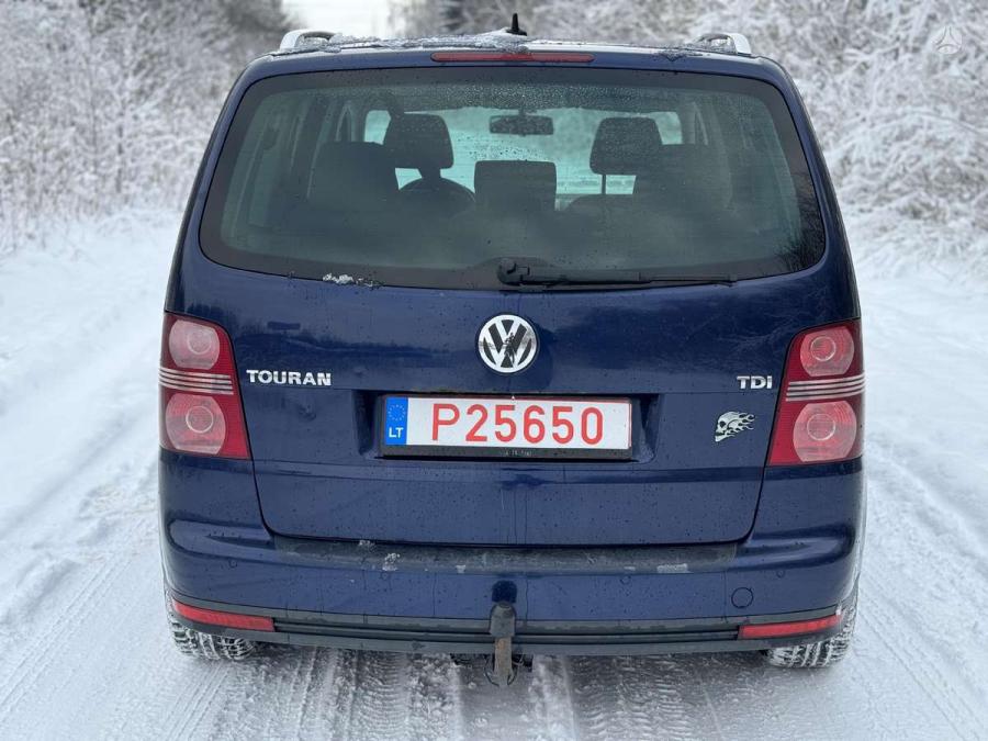 Blue Volkswagen Touran 2007 in Mazeikiai, with an engine capacity of 1.90 L and mileage of 264 thousand km for 1200 €, photo 5 on AUTOMOTO.COM.LV